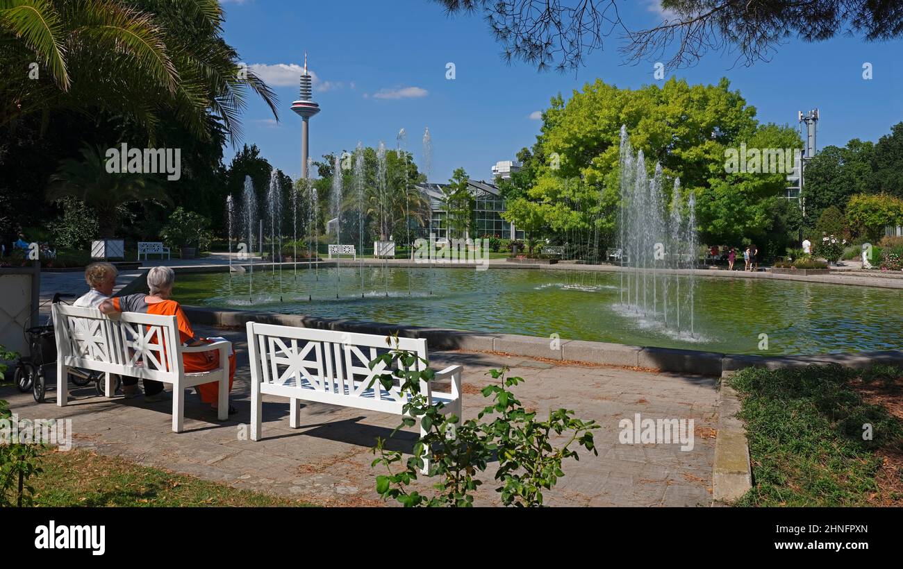 Fountains and water features hi-res stock photography and images - Alamy
