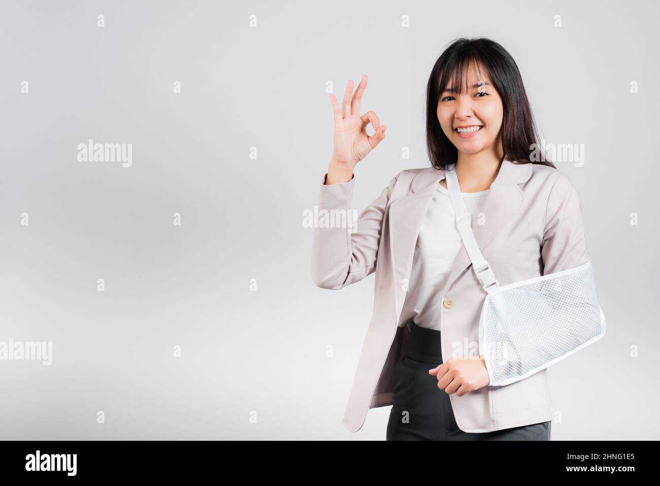 Arm broken. Business woman confident smile broken arm after accident ...