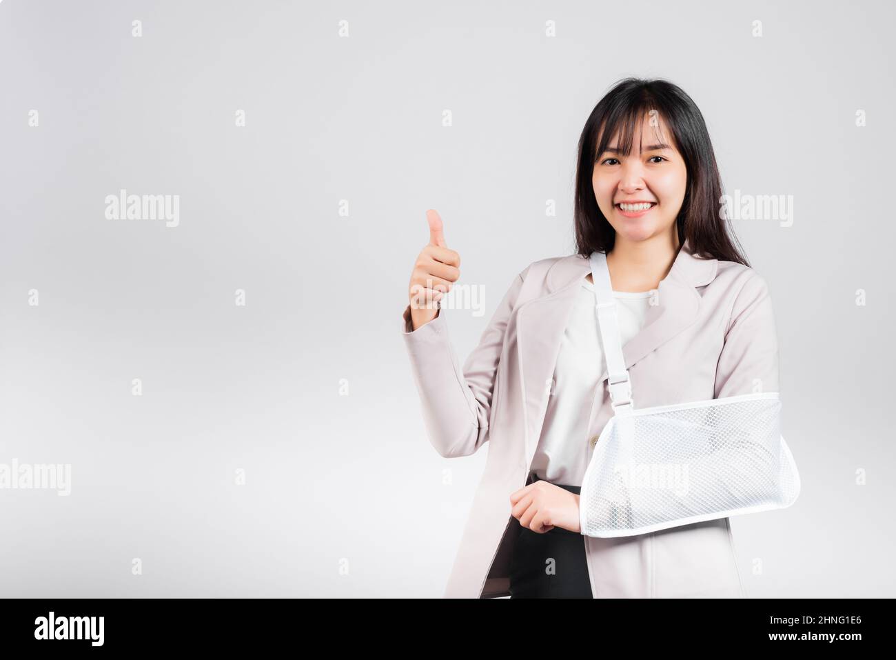 Arm broken. Business woman confident smile broken after accident wear ...