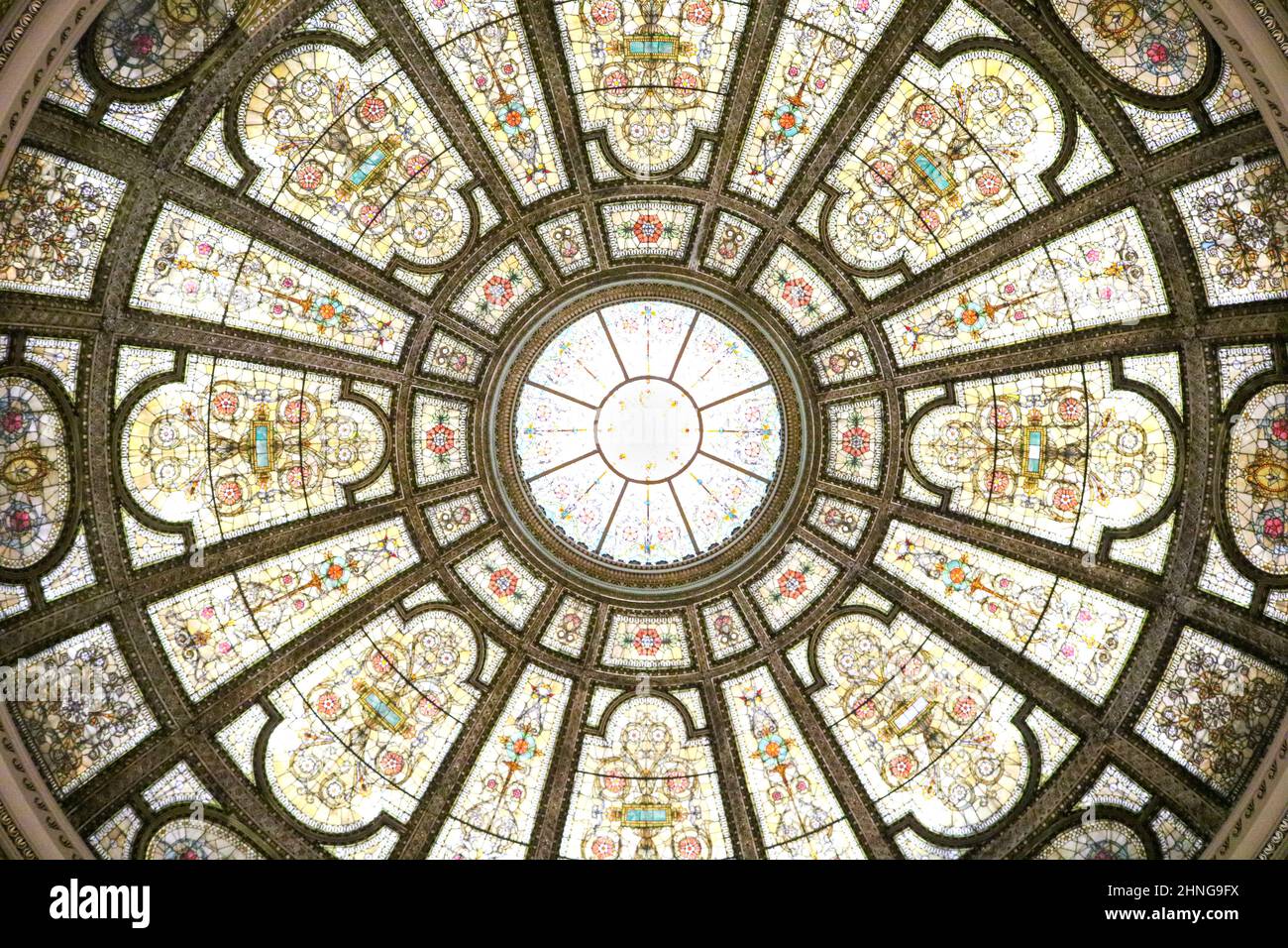 Low angle shot of the ceiling of the Chicago Cultural Center in ...