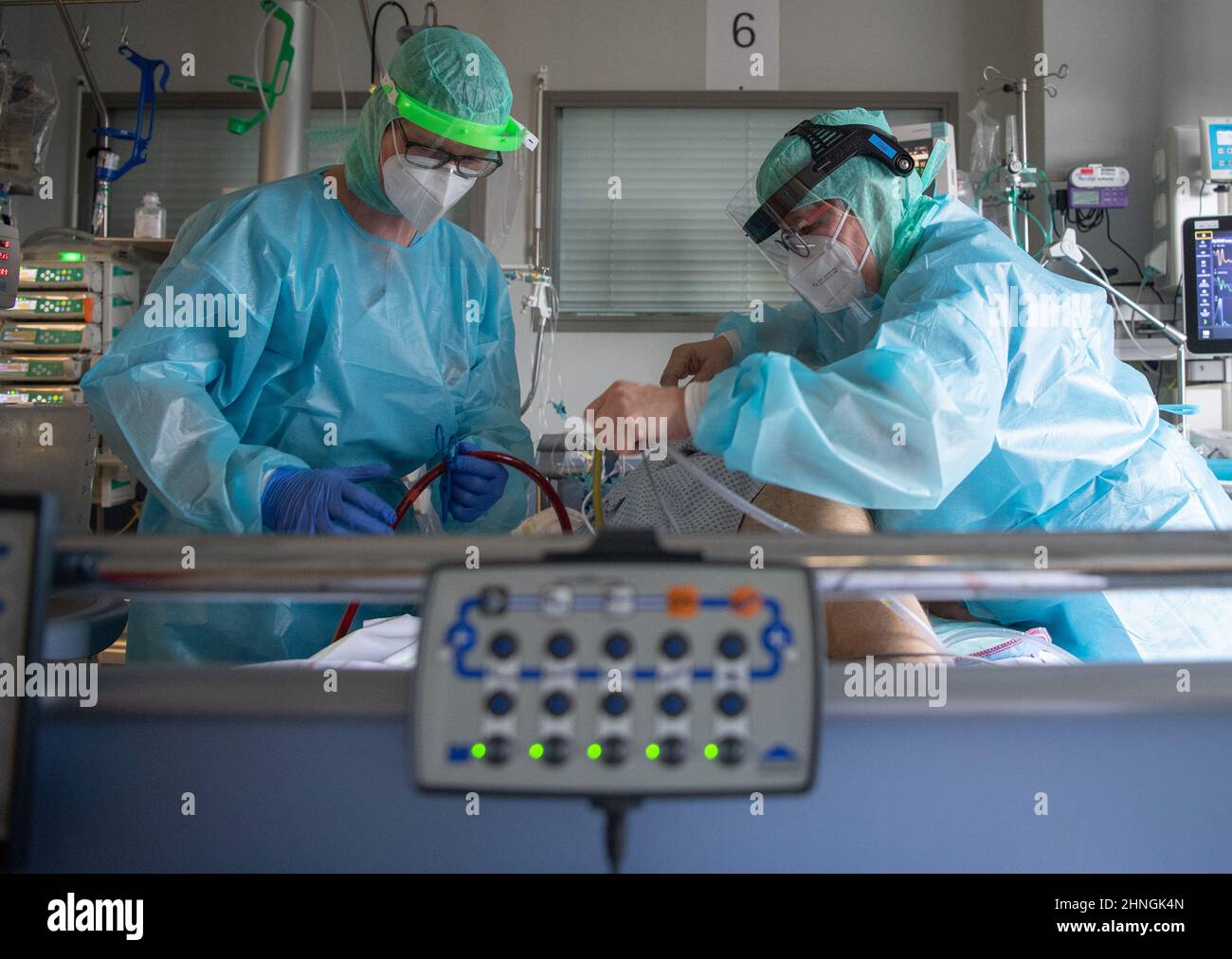Fulda, Germany. 16th Feb, 2022. Intensive care nurses care for a ...