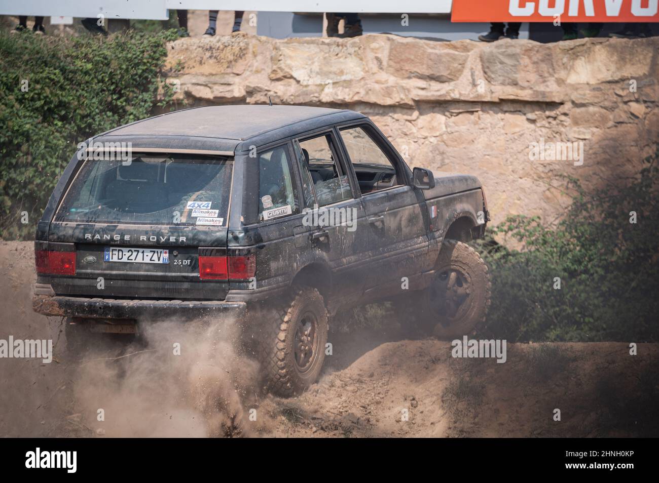 Second-gen Range Rover going up a hill off-road Stock Photo - Alamy