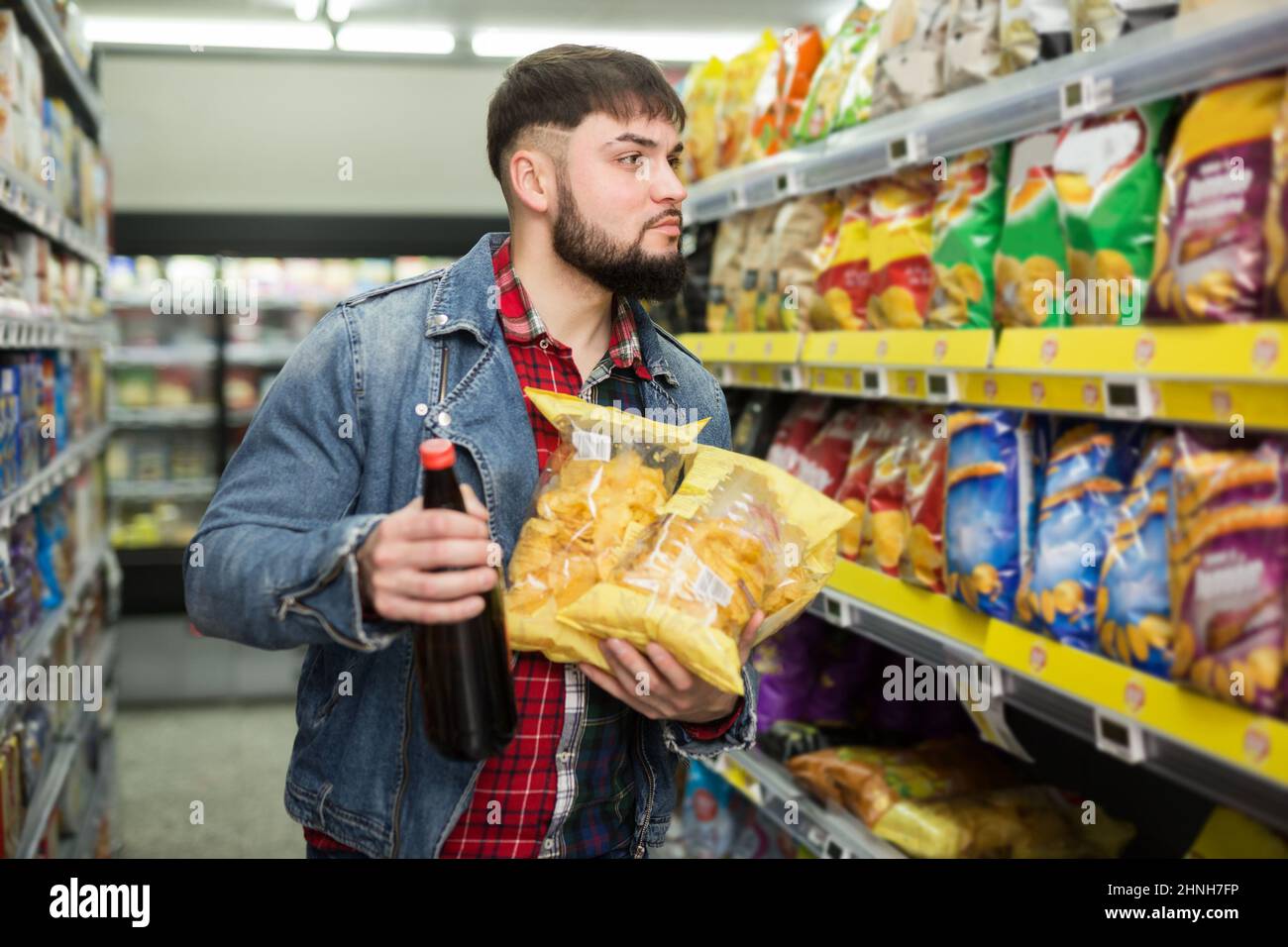 Man purchasing snacks for beer Stock Photo - Alamy