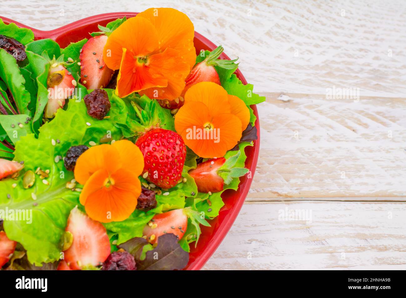 beautiful salad with edible flowers Stock Photo - Alamy