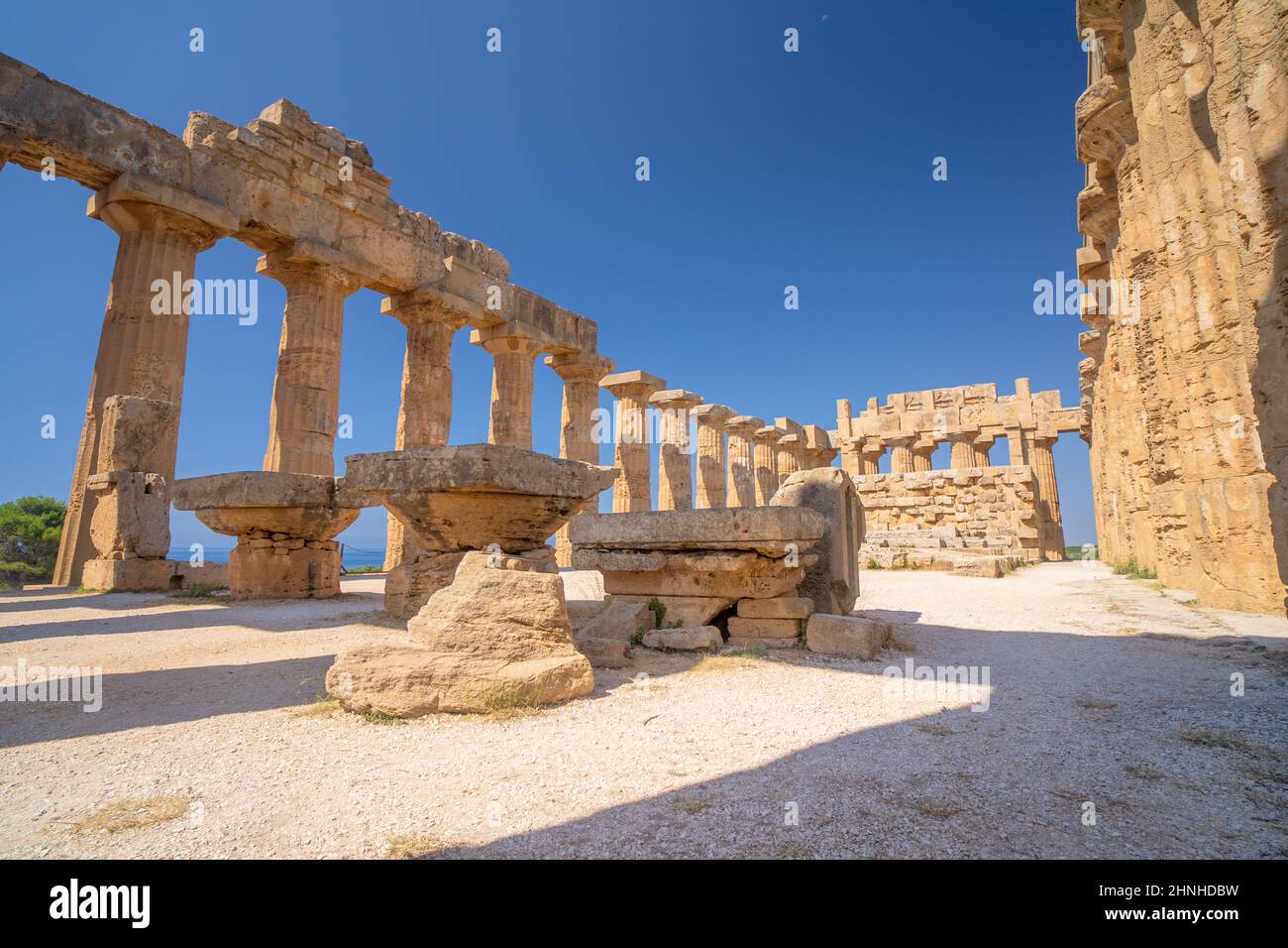 Greek temple in the archaeological park of Selinunte in Sicily Stock ...