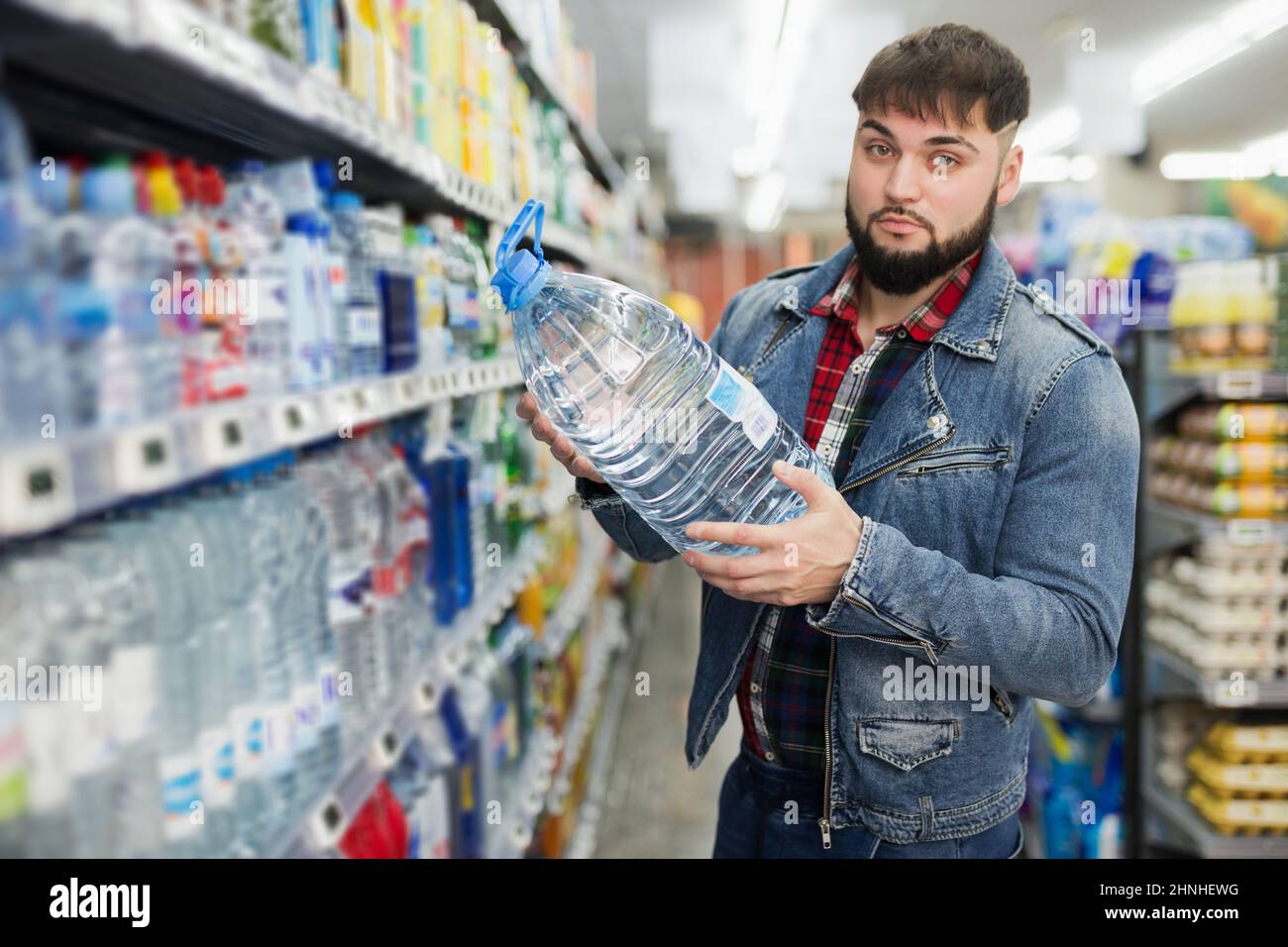 man buying still water in grocery section Stock Photo - Alamy