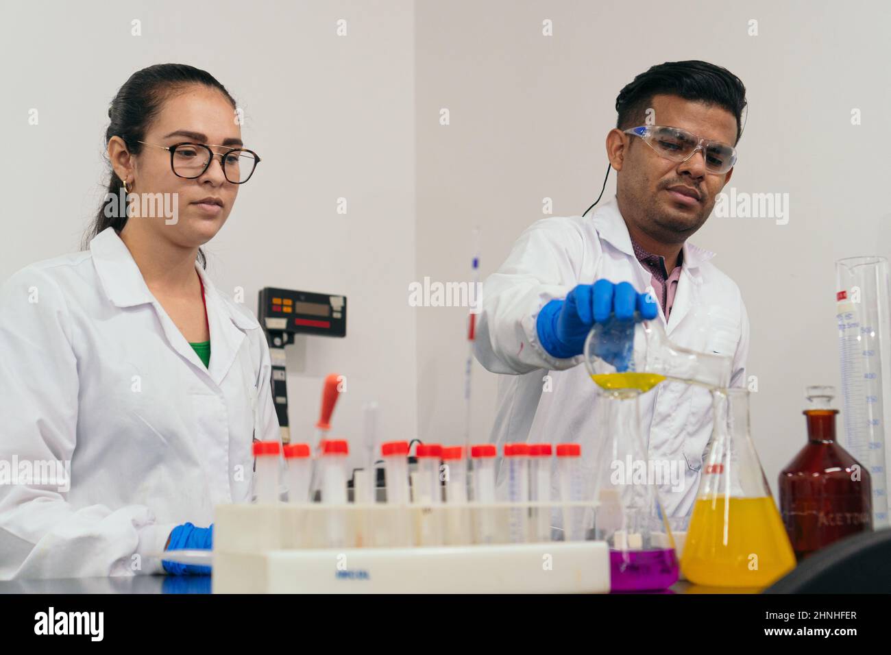 Laboratory workers hi-res stock photography and images - Alamy