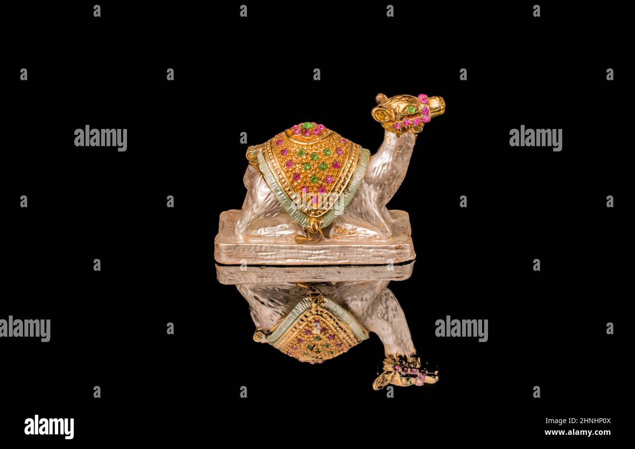 Gold camel statue hi-res stock photography and images - Alamy