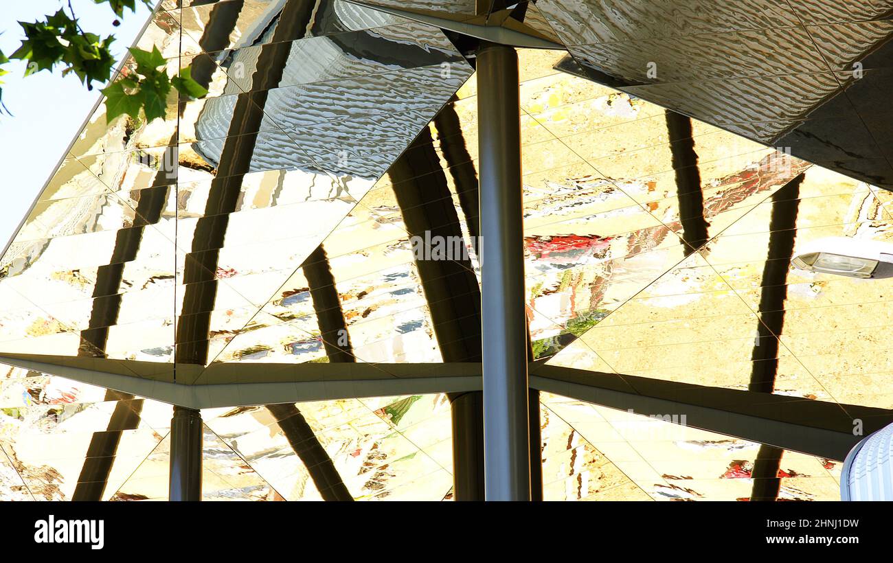 Reflective ceiling mirrored ceiling hi-res stock photography and images ...
