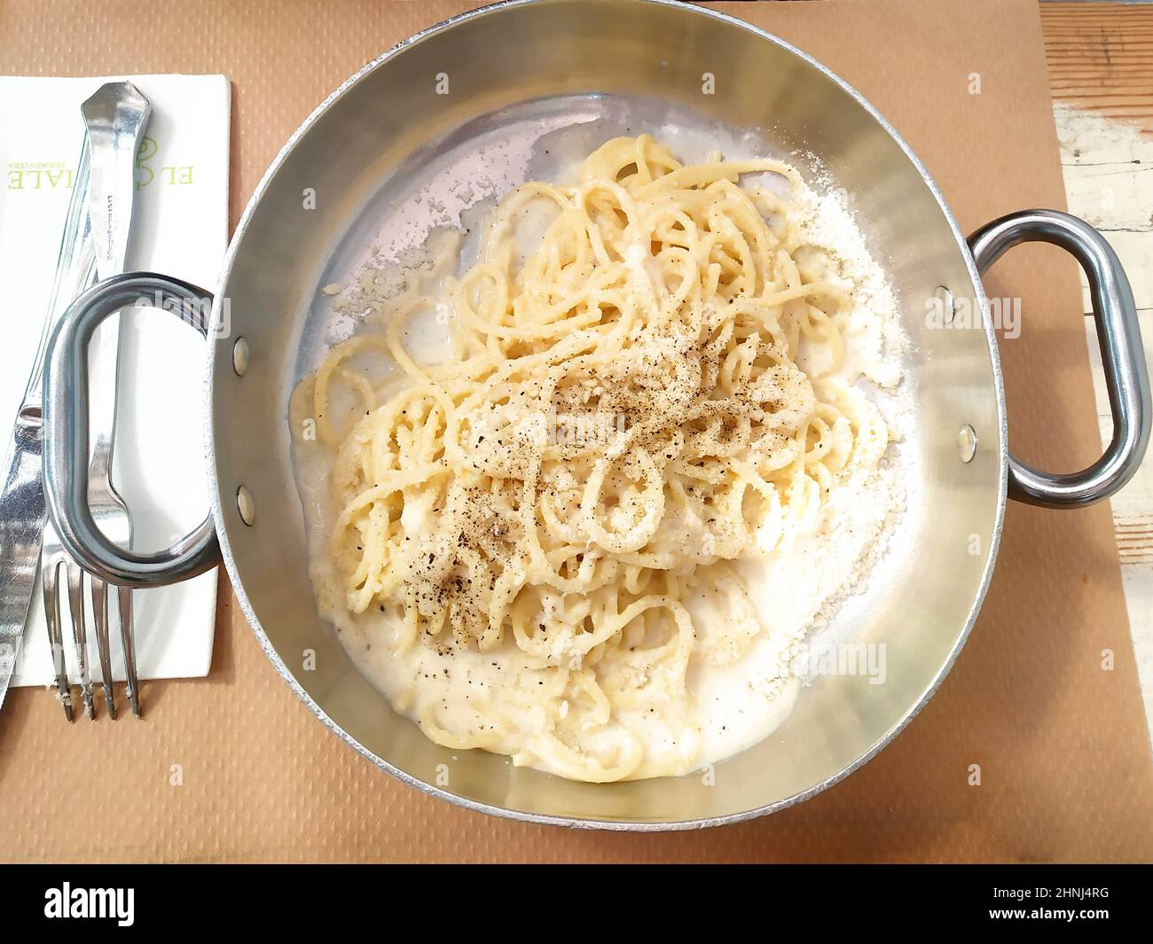 Spaghetti pasta cacio e pepe, pecorino romano cheese and black pepper ...