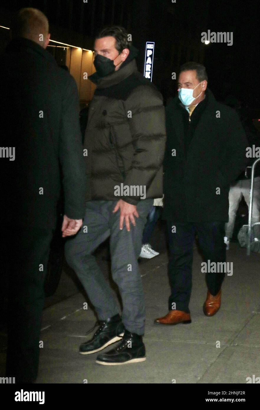 New York - NY - 20220111 Bradley Cooper outside the studios of The Late ...