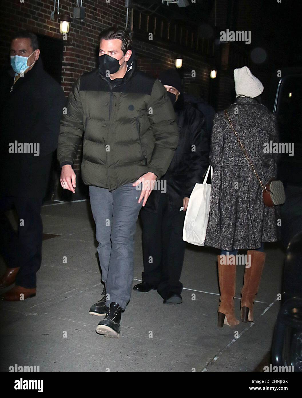 New York - NY - 20220111 Bradley Cooper outside the studios of The Late ...