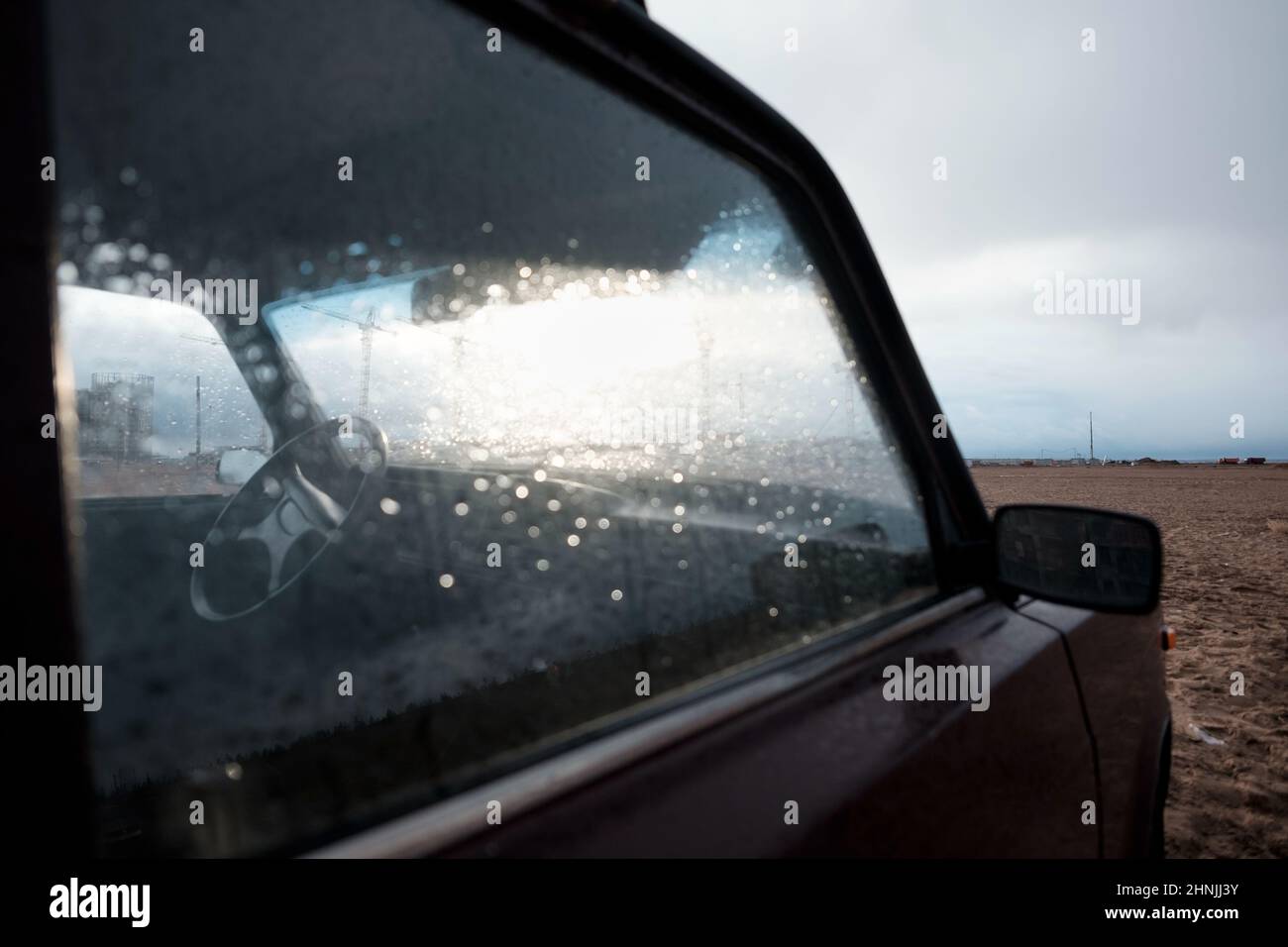 Wet car windshield hi-res stock photography and images - Alamy