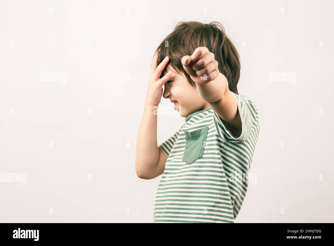 White 6 years old boy was hit in the face, covering his head threatens ...