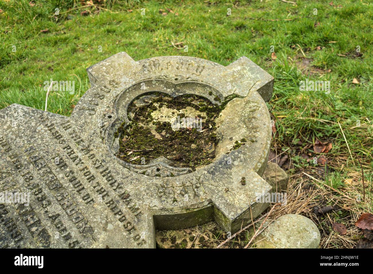 Fallen gravestone hi-res stock photography and images - Alamy