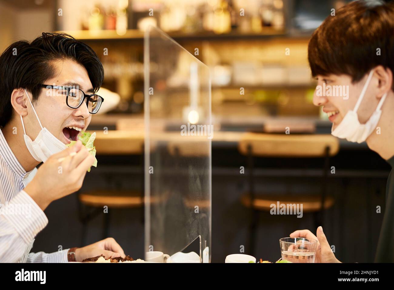 Two Japanese Men Having Dinner Over The Partition Stock Photo - Alamy
