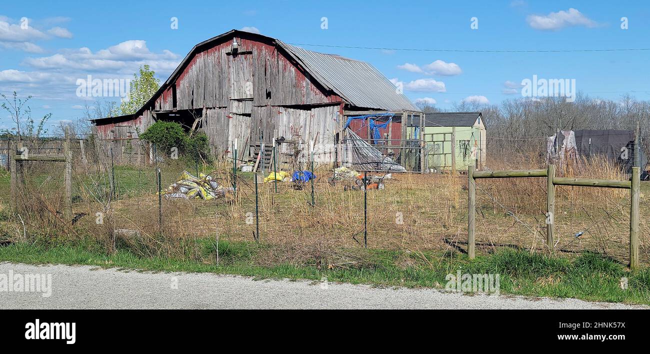 Dilapidated faded red barn and outbuildings from road Stock Photo - Alamy