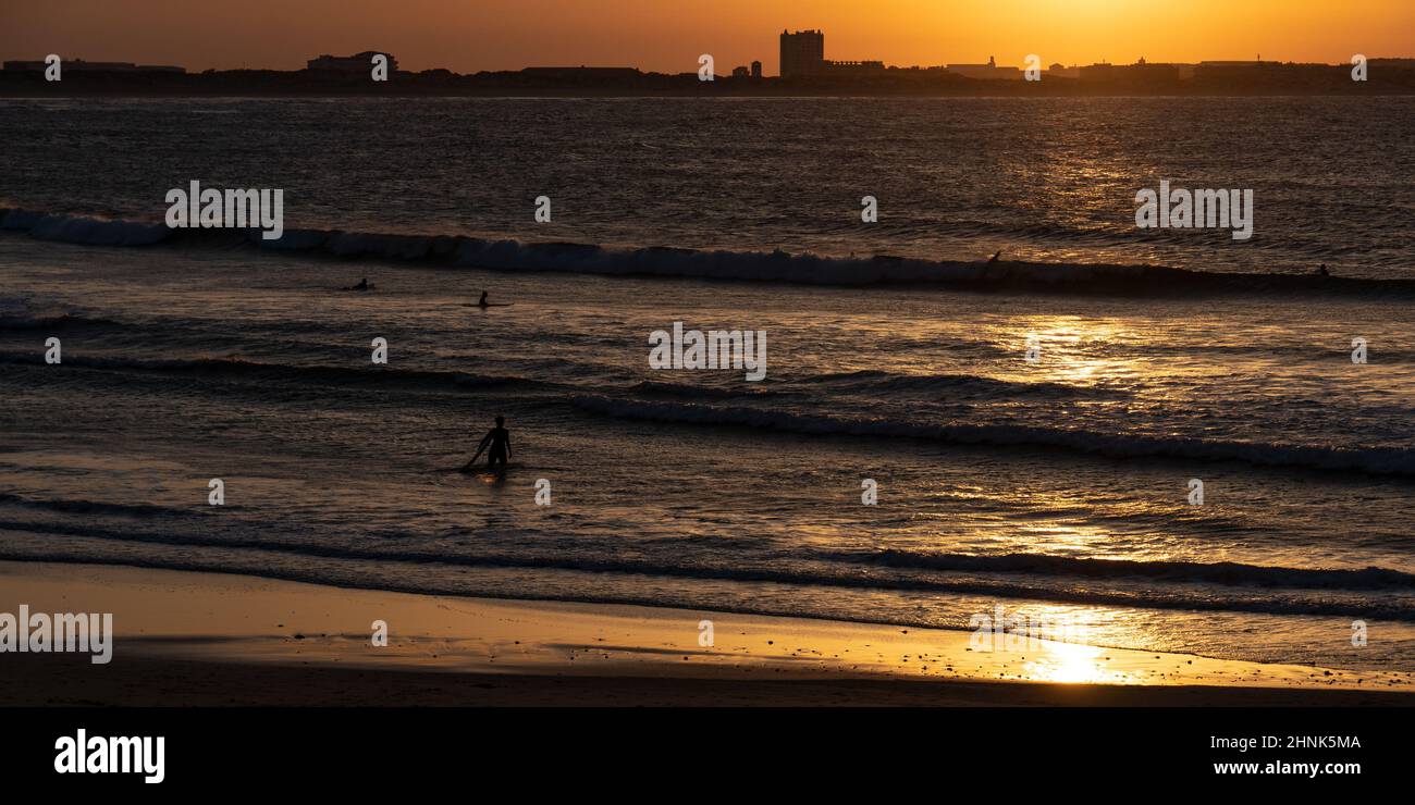 waiting for the last wave, sunset, peniche bay, surf spot baleal Stock ...