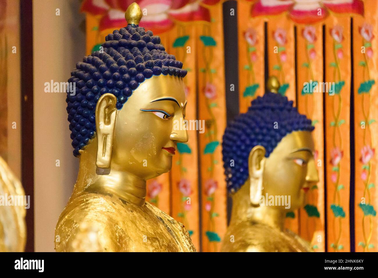 Gold statue hi-res stock photography and images - Alamy
