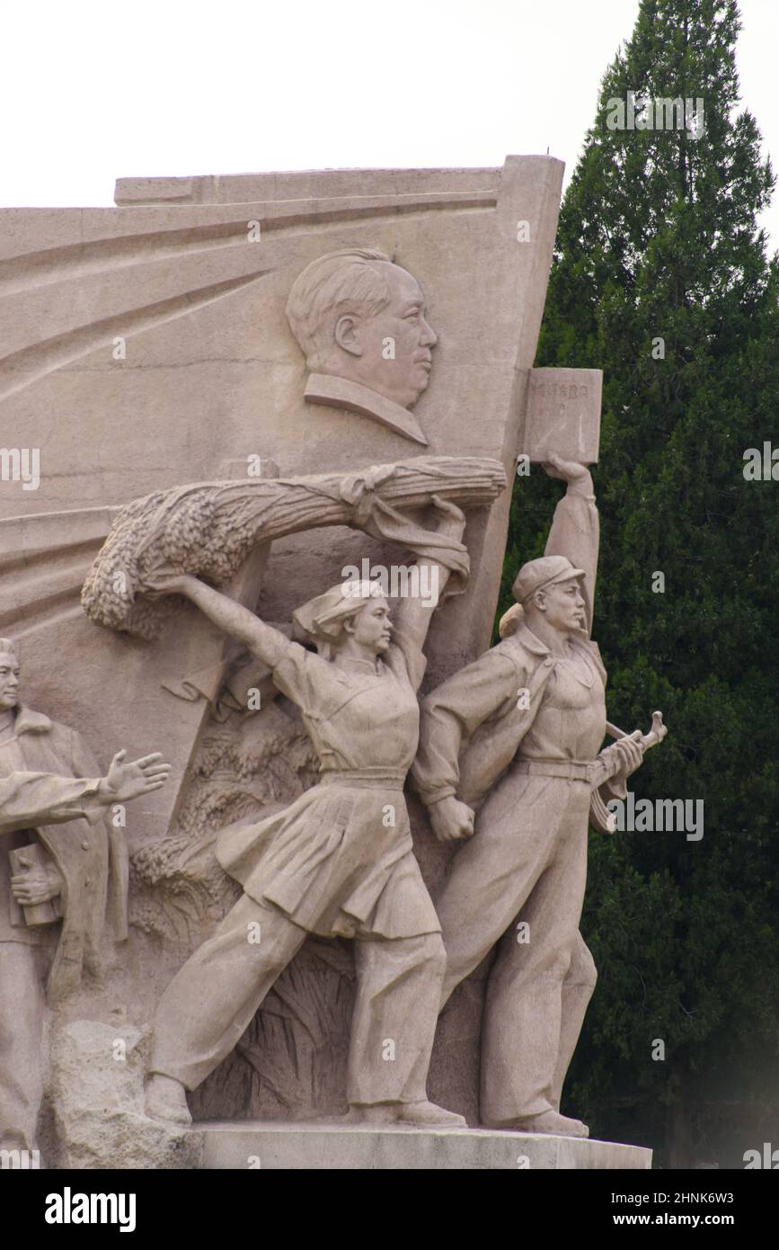 Statue in Tienanmen Square Stock Photo - Alamy