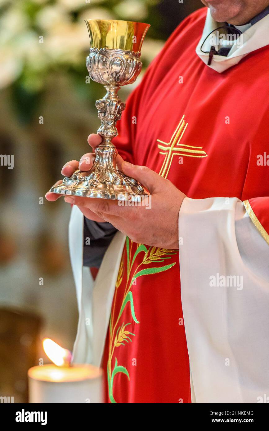 Giving holy communion hi-res stock photography and images - Alamy