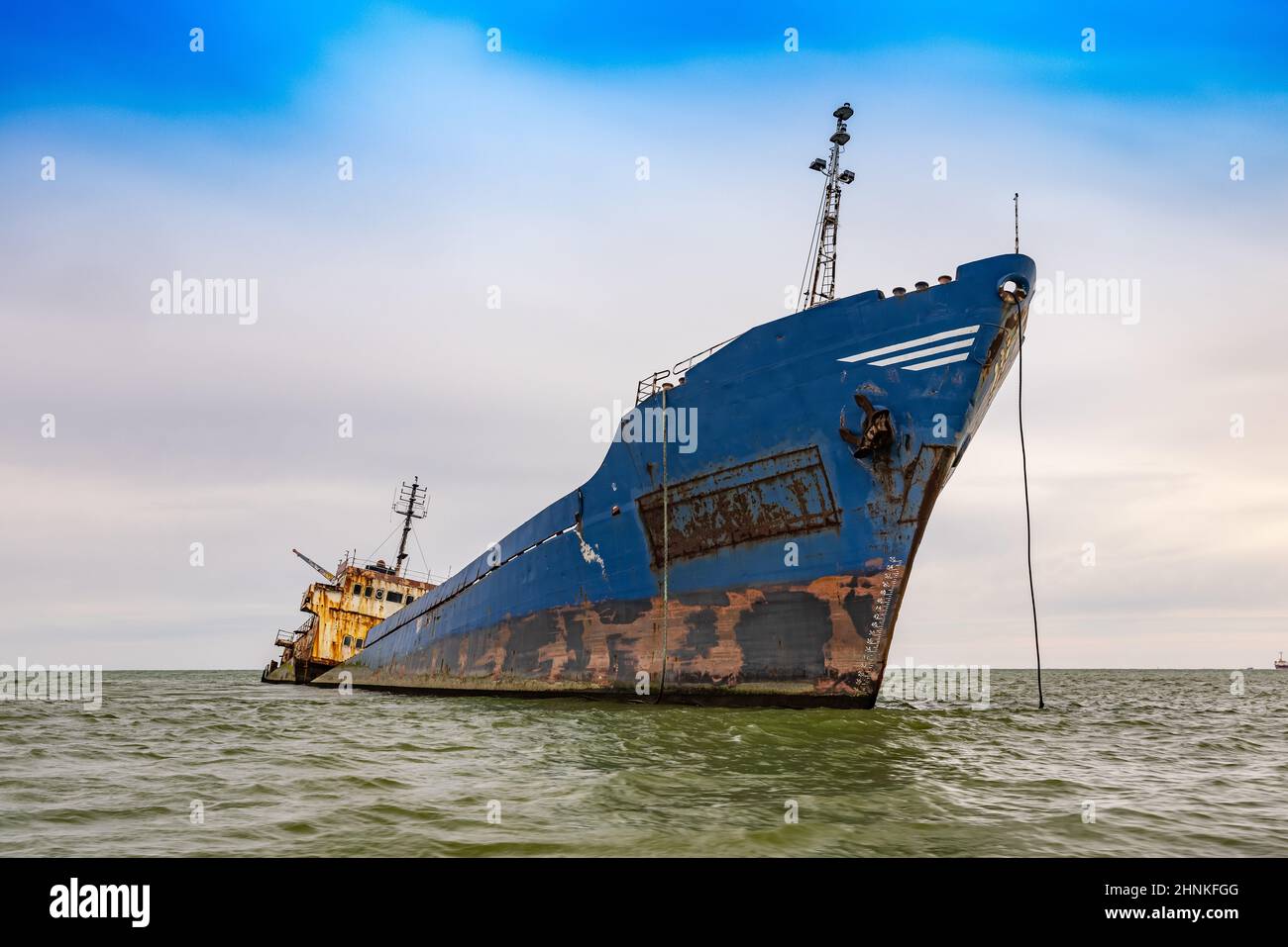 Abandoned boat wreckage hi-res stock photography and images - Alamy
