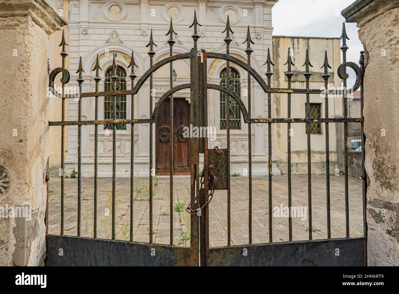 Iron gate detail close hi-res stock photography and images - Alamy
