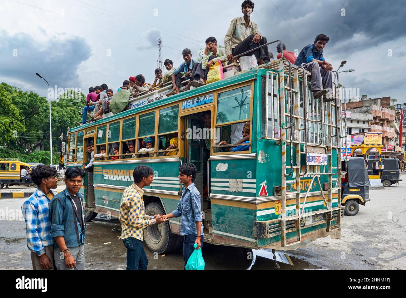 Bus, crowd, india hi-res stock photography and images - Alamy