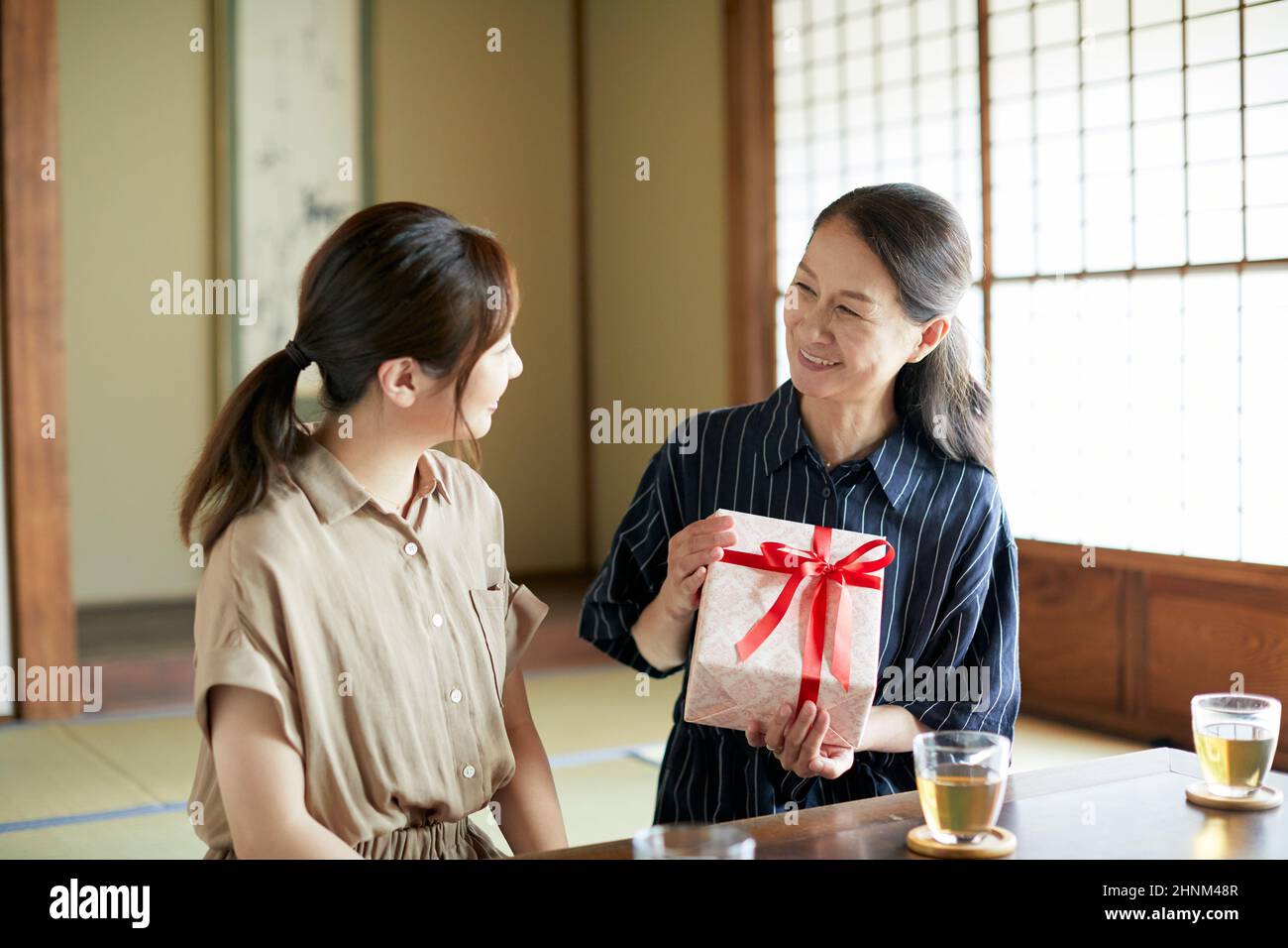 Japanese child door home mother hi-res stock photography and images - Alamy