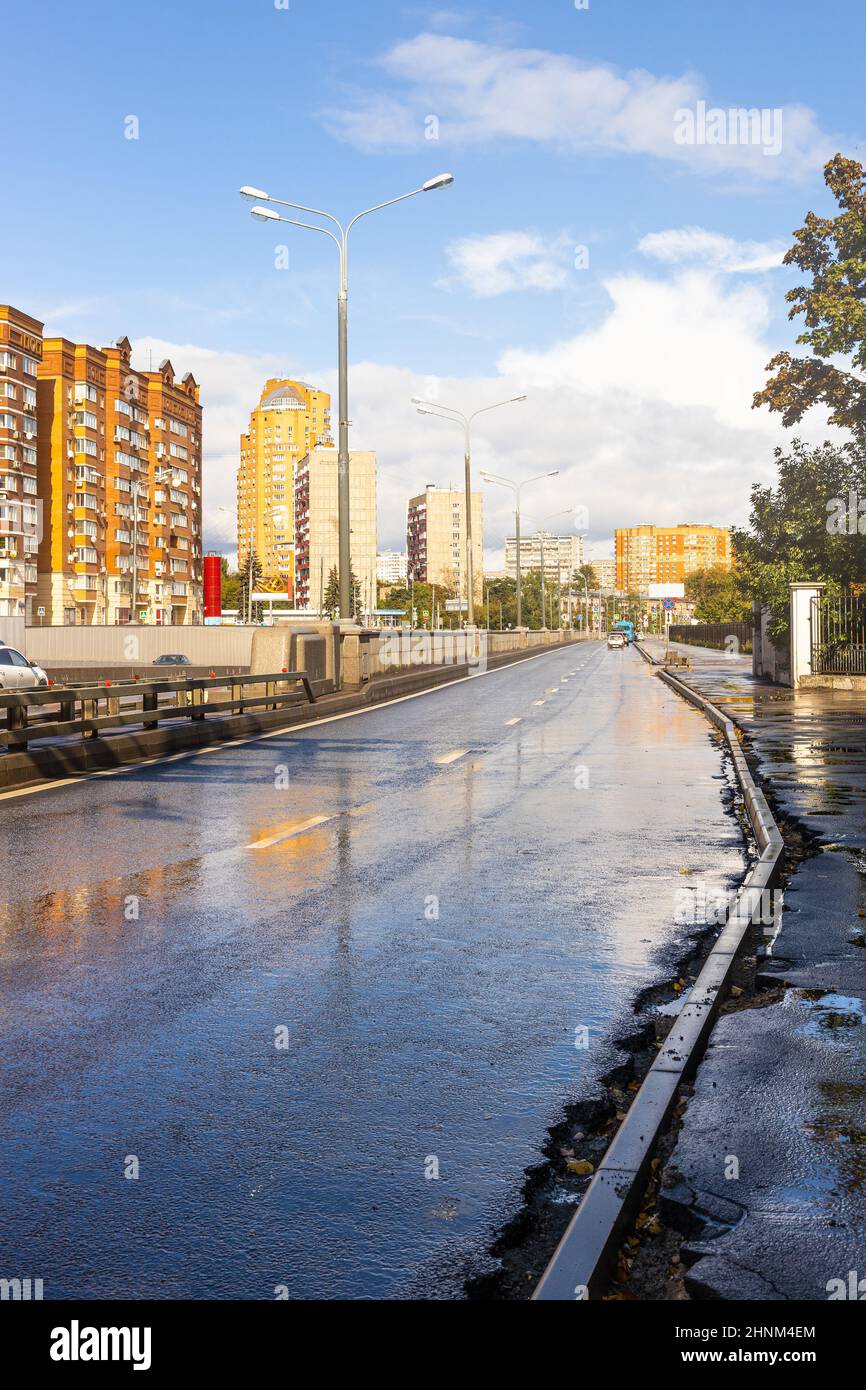 Wet street house hi-res stock photography and images - Alamy