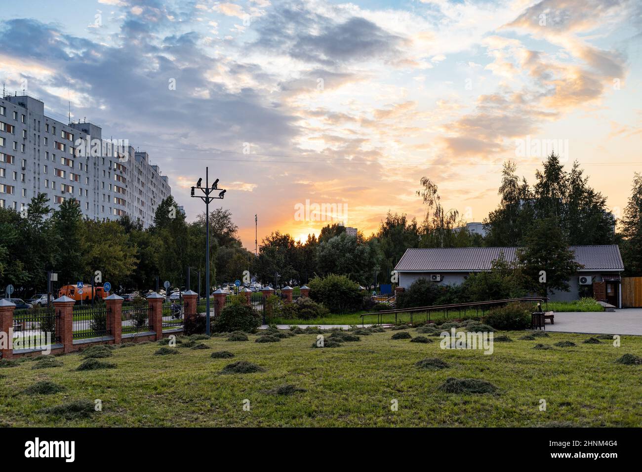 Sunlit city lawn hi-res stock photography and images - Alamy