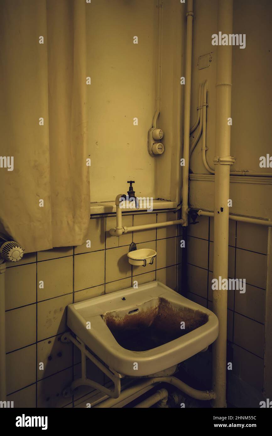 Old ceramic basin Stock Photo - Alamy