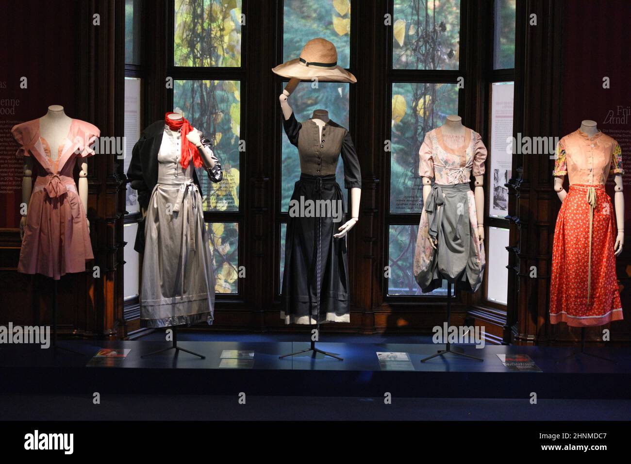 Das "Dirndl", ein typisch österreichisches und bayerisches Kleid ...