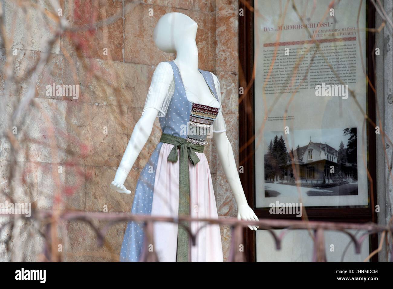 Das "Dirndl", ein typisch österreichisches und bayerisches Kleid ...