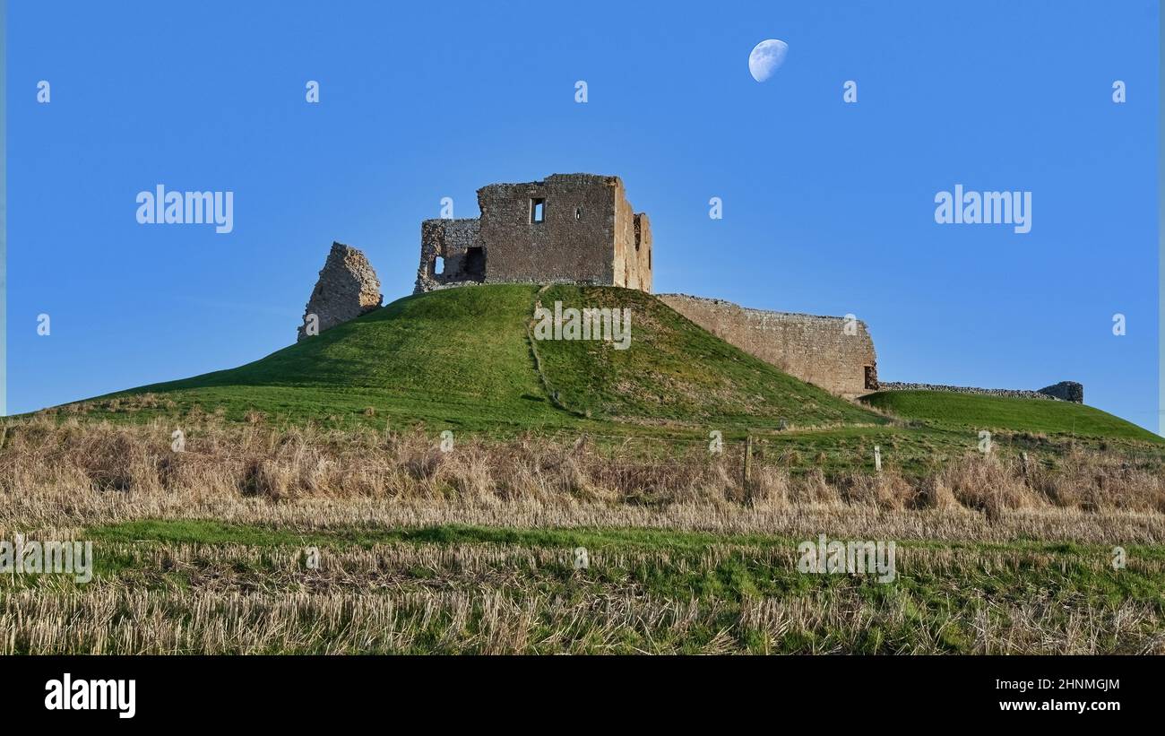 Moon over castle hi-res stock photography and images - Alamy