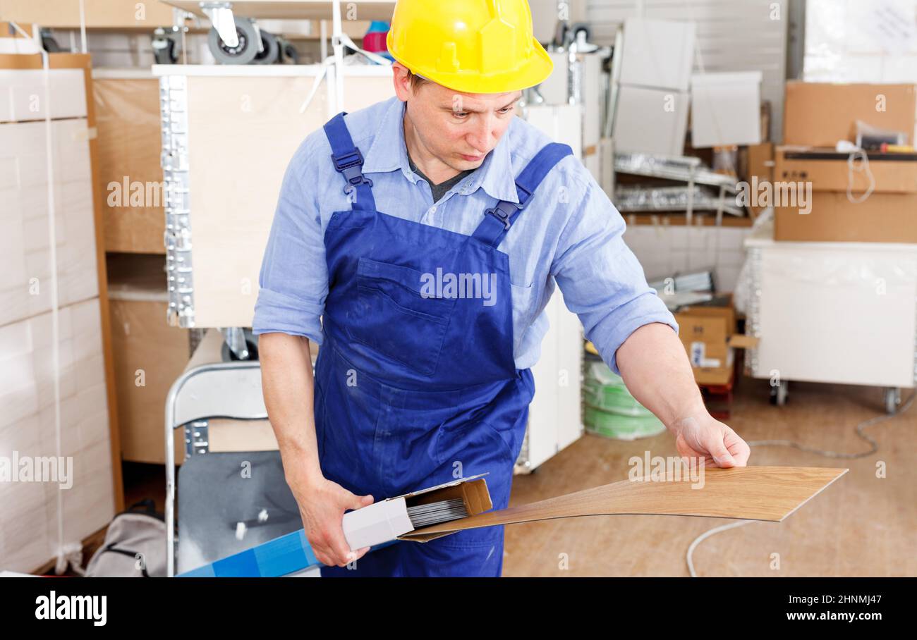 Construction worker preparing laminate floor Stock Photo - Alamy