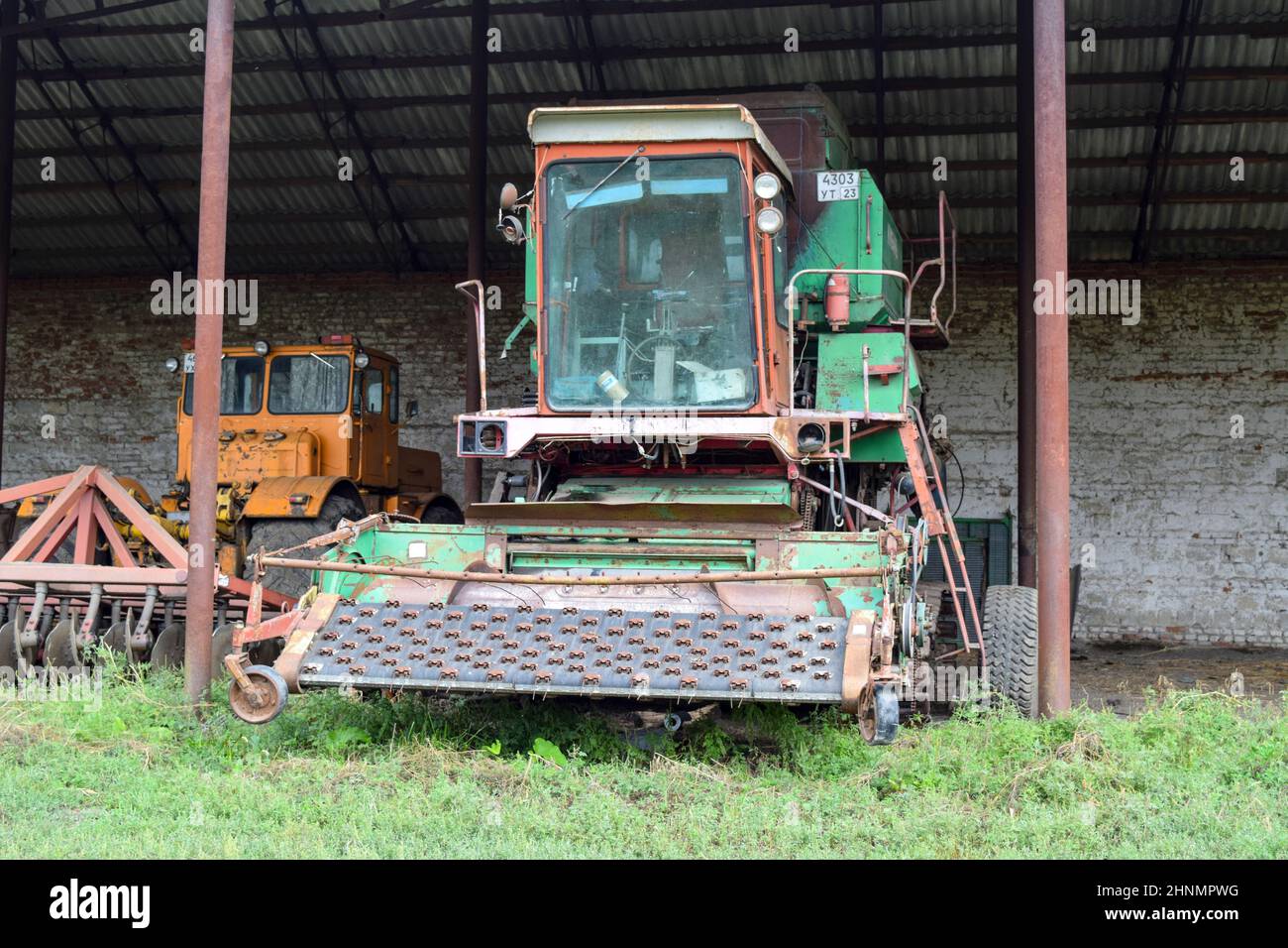 Rice header. Rice harvester. Agricultural machinery Stock Photo - Alamy