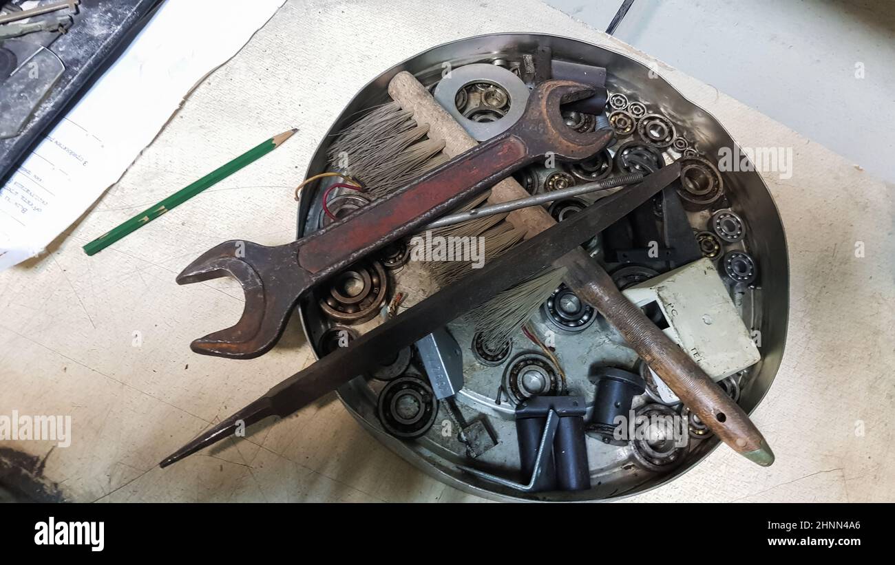 Messy garage workbench hi-res stock photography and images - Alamy