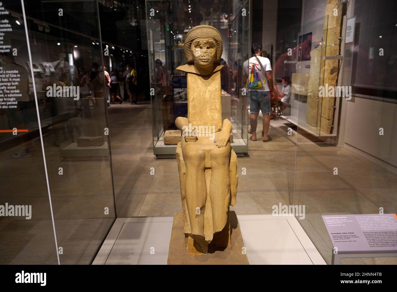 Nefertiti statue hi-res stock photography and images - Alamy