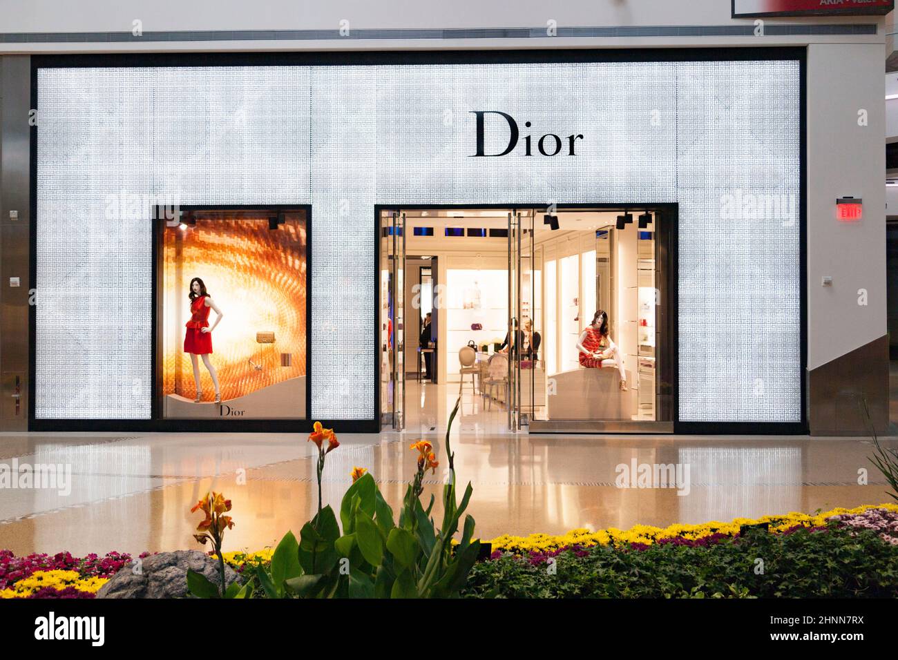 Usa shopping mall women hi-res stock photography and images - Alamy