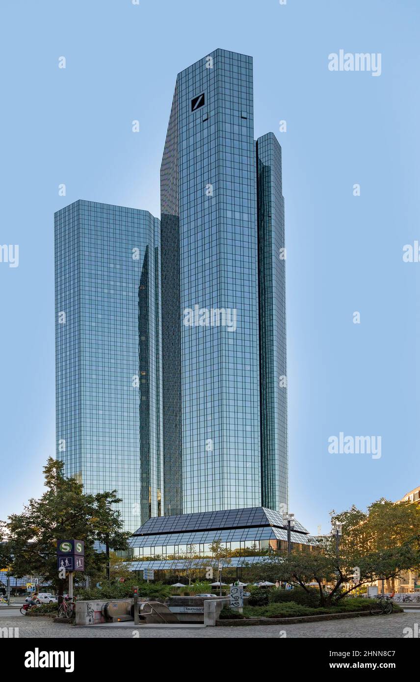 Bank skyscrapers hi-res stock photography and images - Alamy
