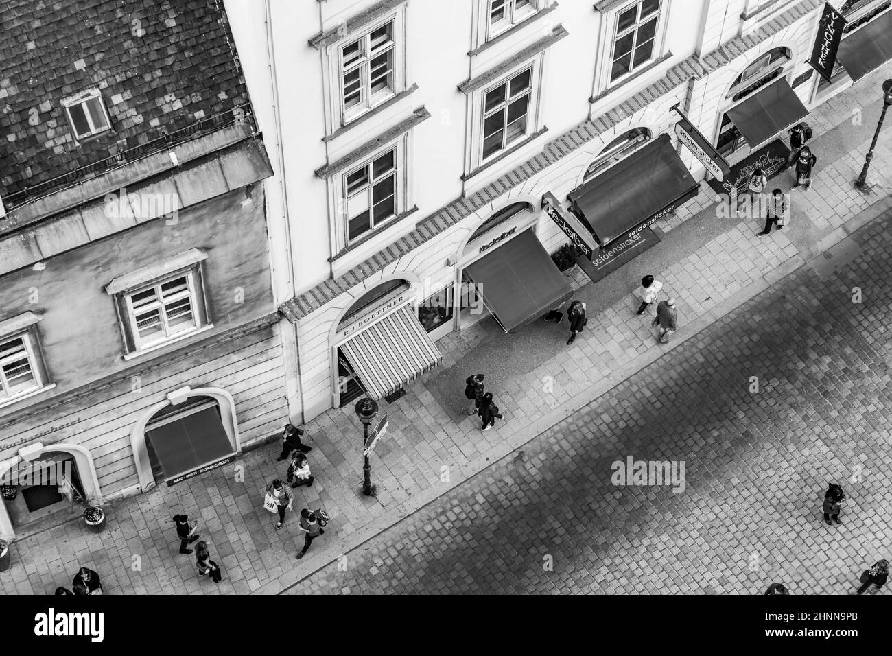 Crowded place hi-res stock photography and images - Alamy