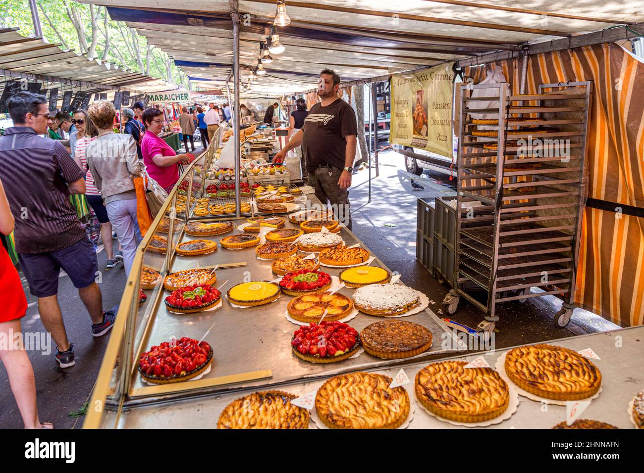 people go shopping at farmers market in Chaillot, Paris Stock Photo - Alamy