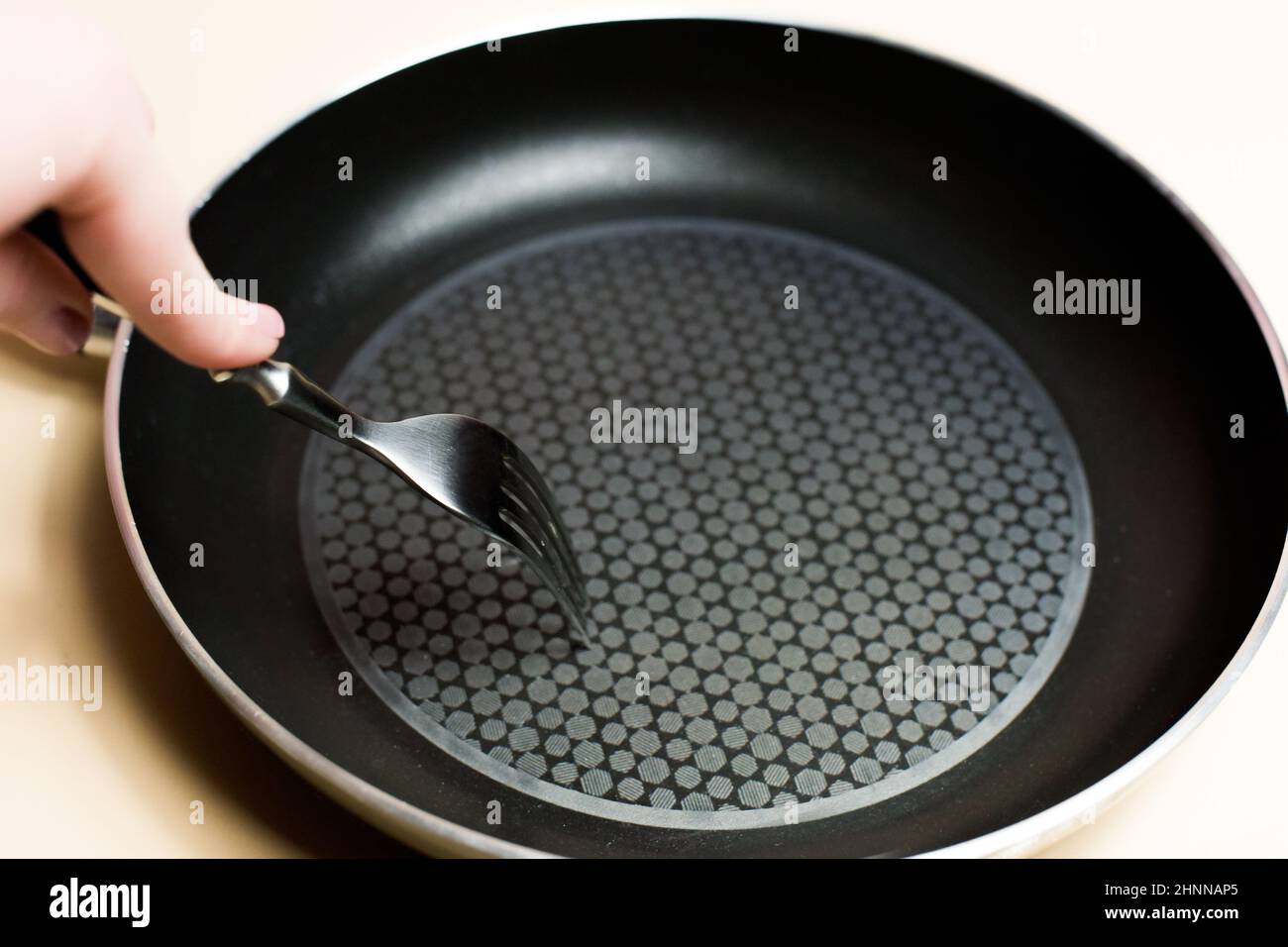 The fork scratches the pan, non-stick coating, how to choose a good pan ...