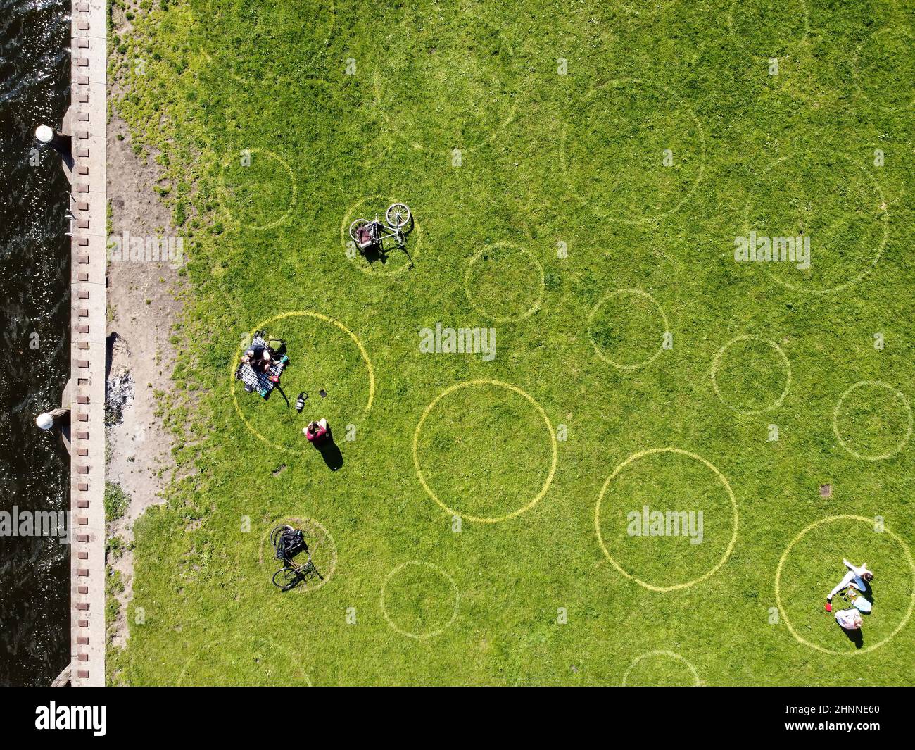 Circles park social distancing hi-res stock photography and images - Alamy