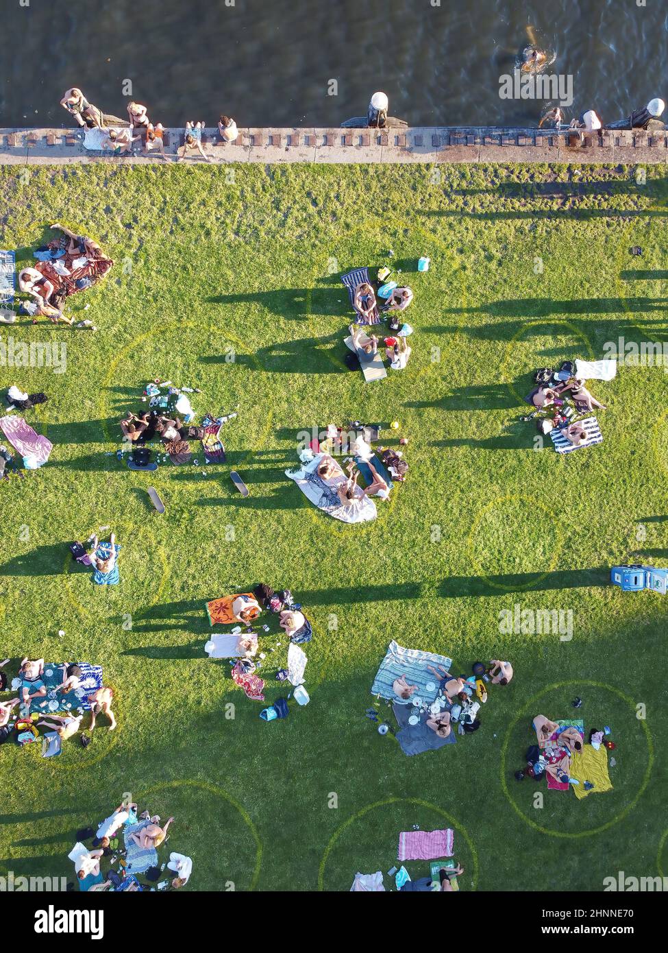 Circles park social distancing hi-res stock photography and images - Alamy