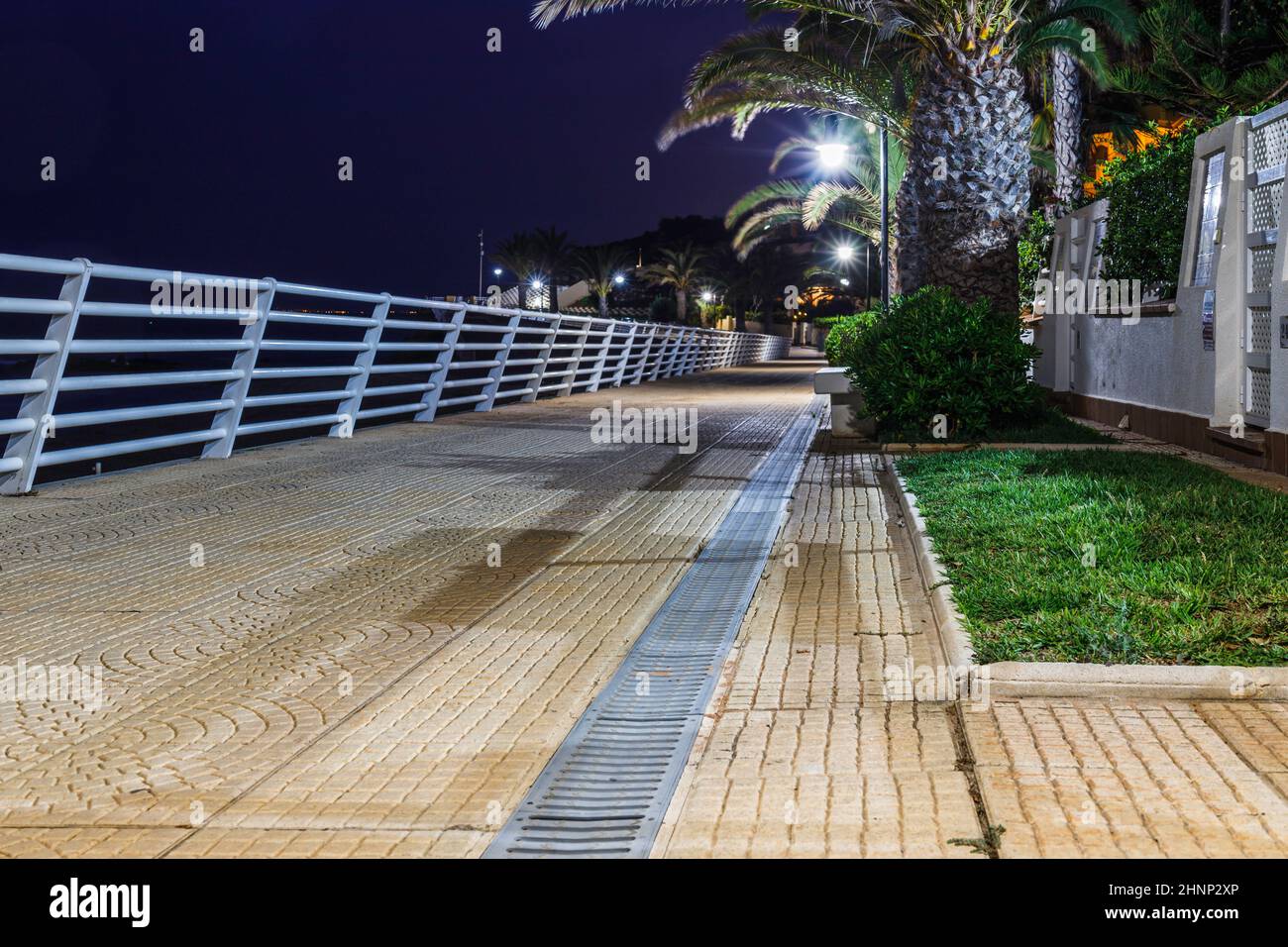 Night walkway hi-res stock photography and images - Alamy