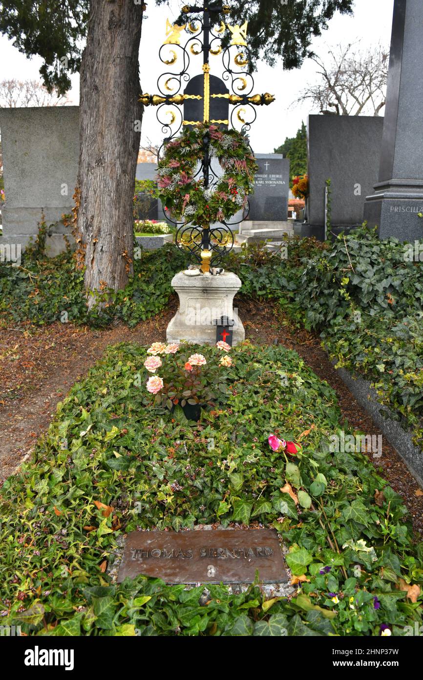 Grab des Schriftstellers Thomas Bernhard auf dem Friedhof Grinzing in ...