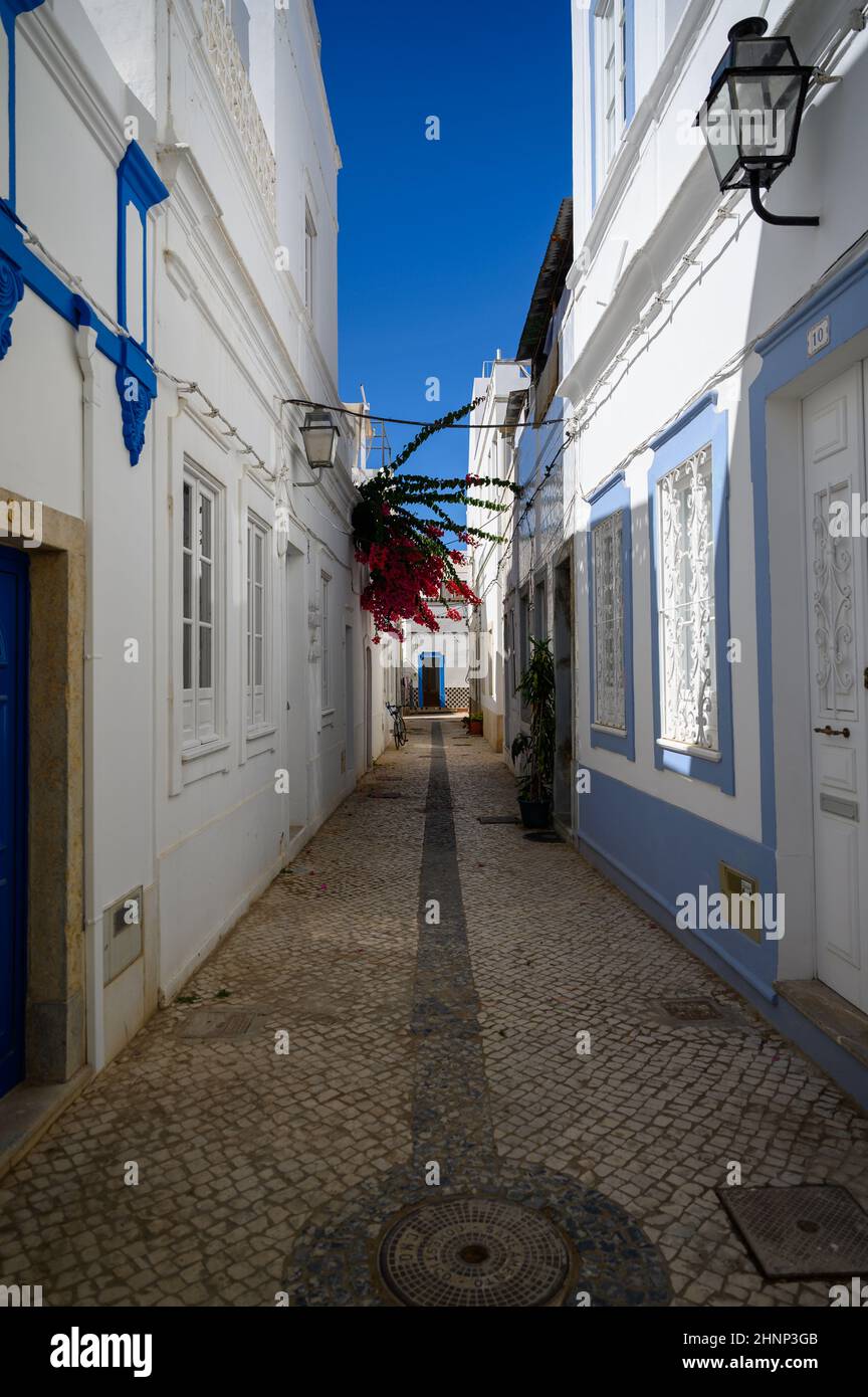 Small alley city hi-res stock photography and images - Alamy