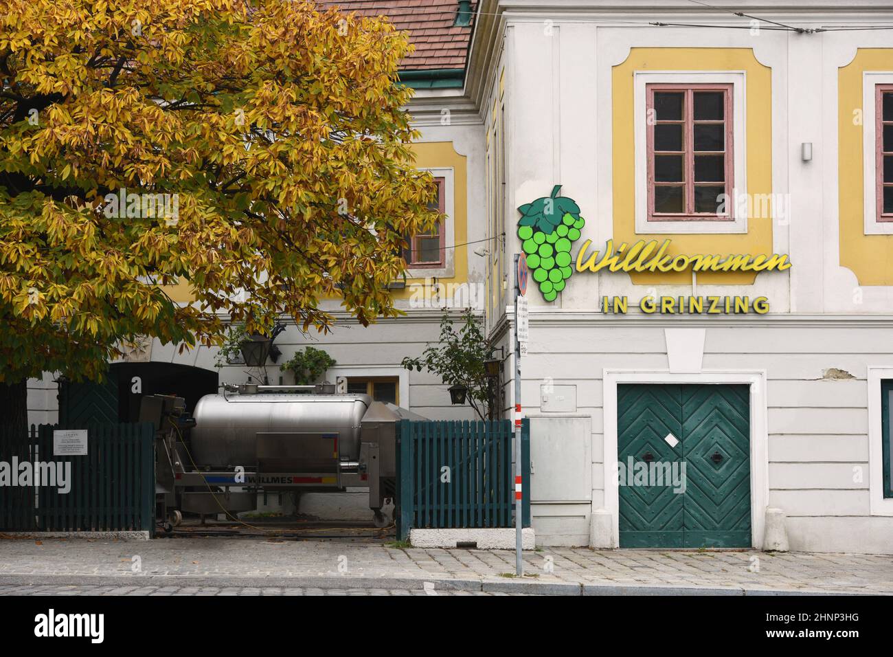Schild "Willkommen in Grinzing" auf einem Haus im Stadtteil Grinzing ...